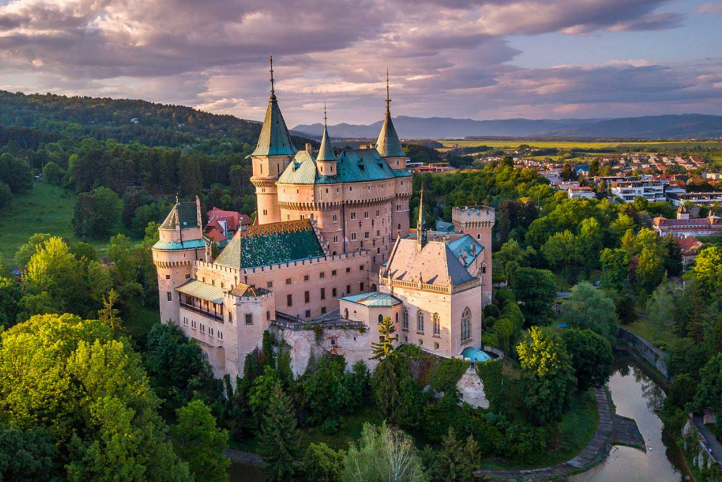 Top 5 Castles In The World You Must Visit – Mujibo.com